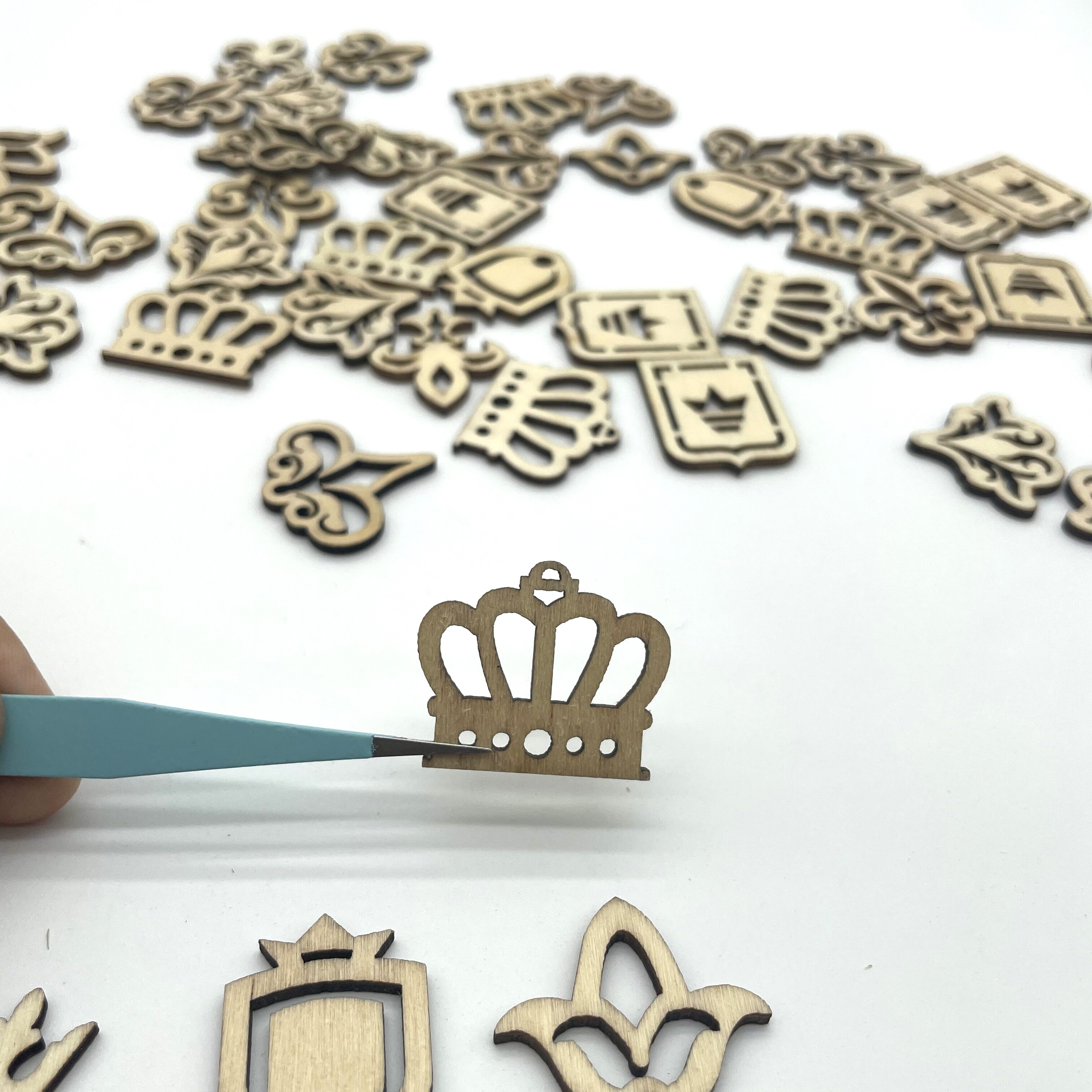 Decorative Wood Chip Crown Badge Mixed Pack Diy Holiday - Temu Netherlands