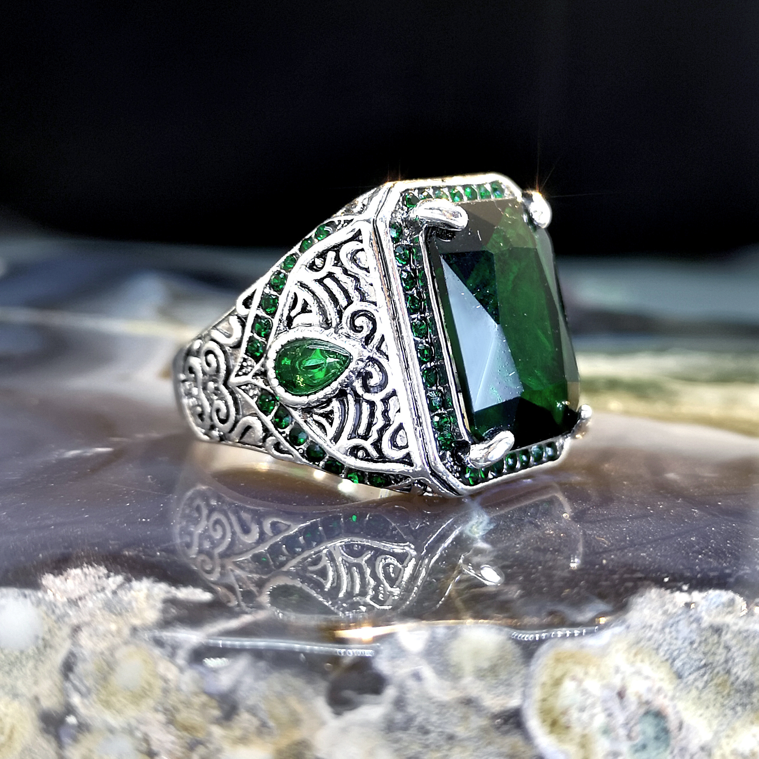 Men's Vintage Textured Red Green Zircon Ring - Temu United Kingdom