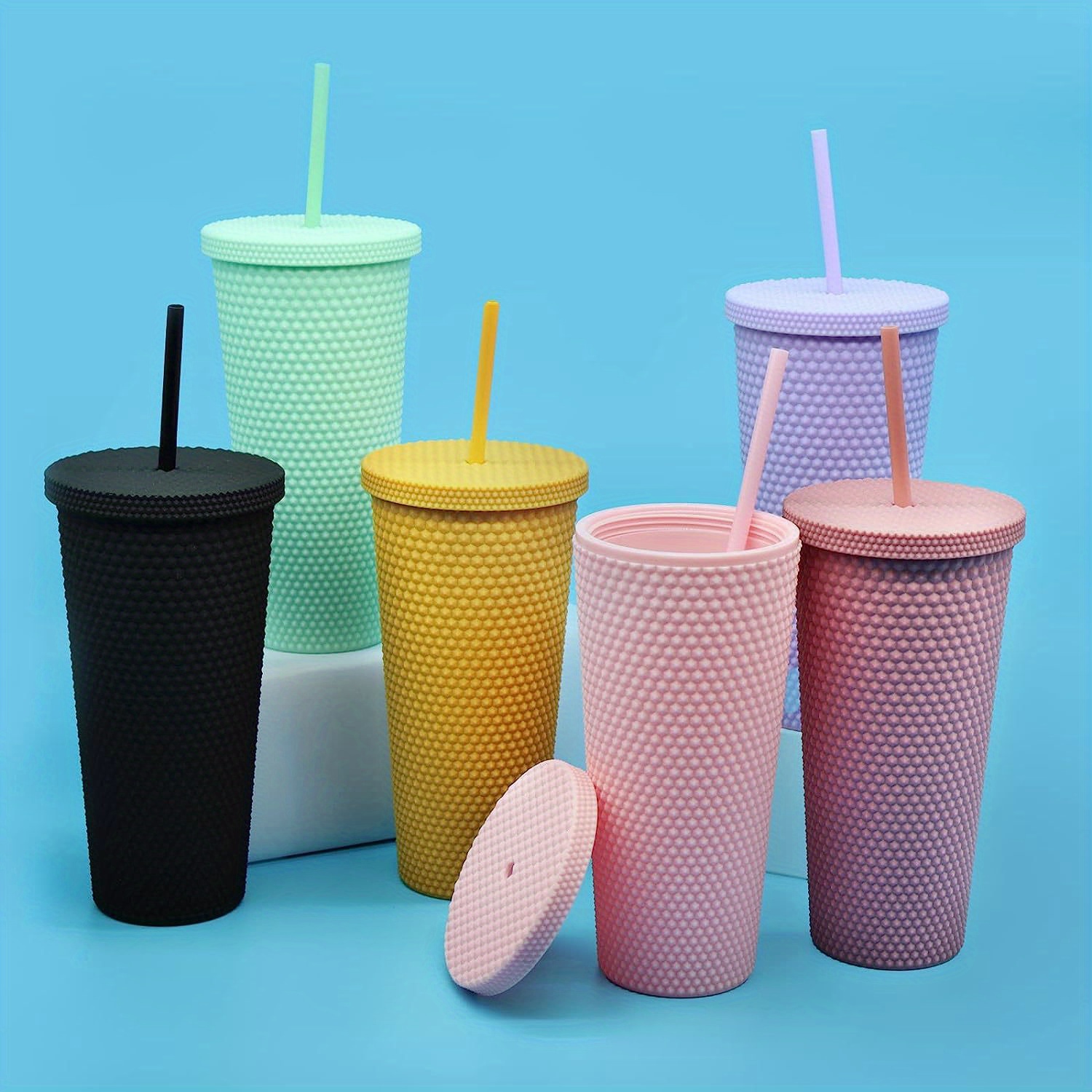 24オンスの二重層プラスチックタンブラー、蓋とストロー付き、屋外キャンプ、旅行、運転用のポータブル再利用可能な大容量の水ボトル