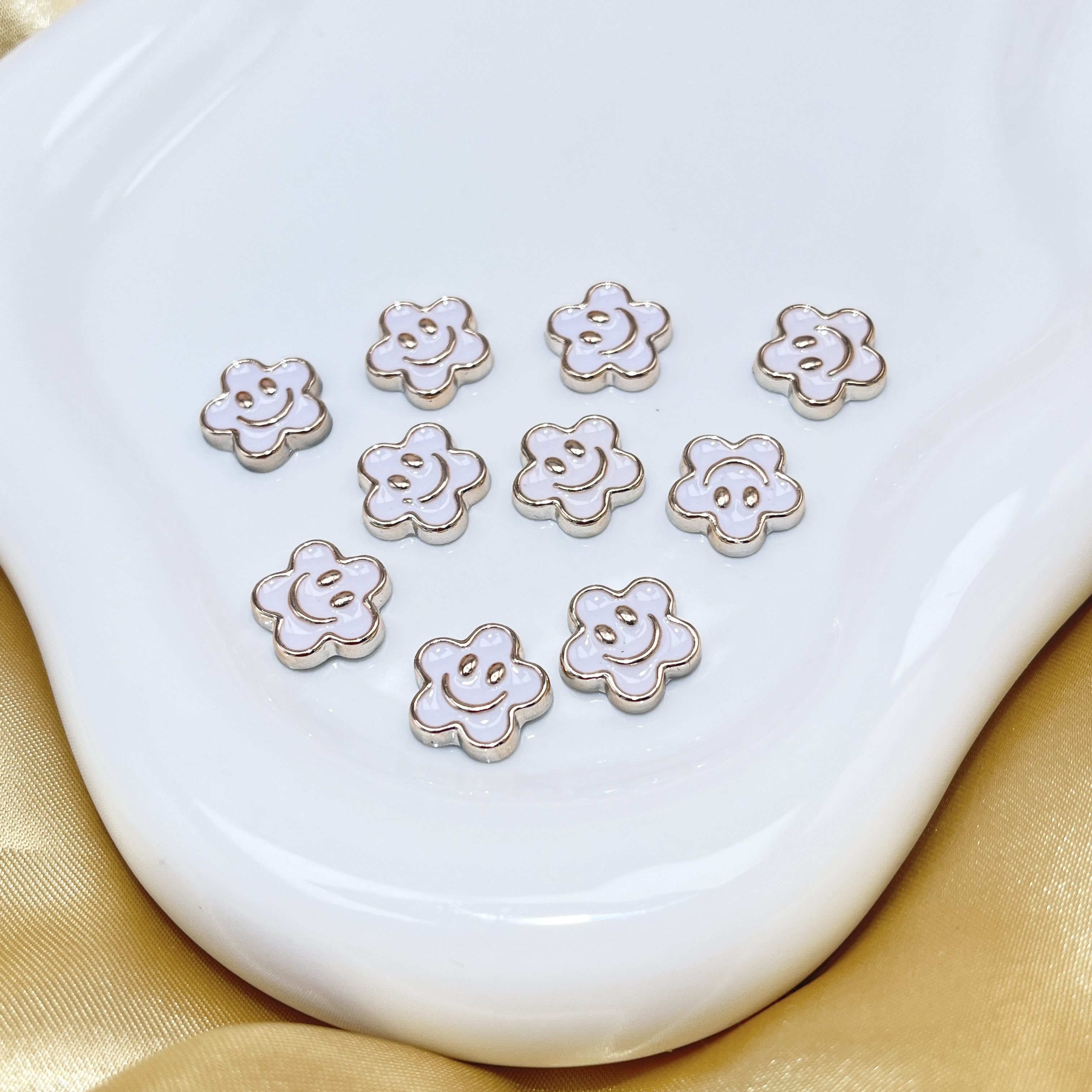 Alloy Enamel Flower Pendant White Flower Smiling Face Charm - Temu ...