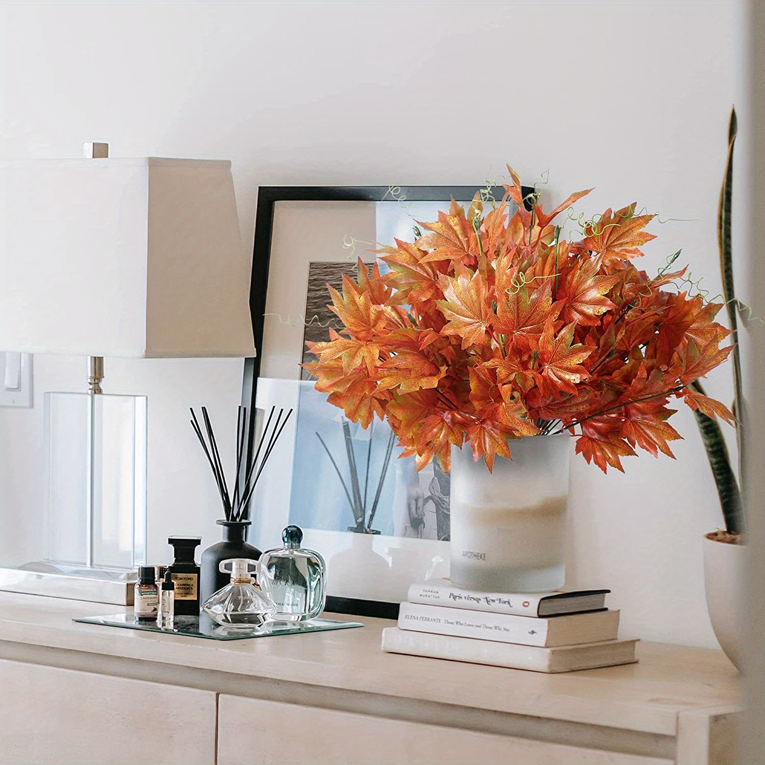 הביאו את היופי של הסתיו בתוך הבית עם 2 יחידות ענפי עלי מייפל מלאכותיים ...