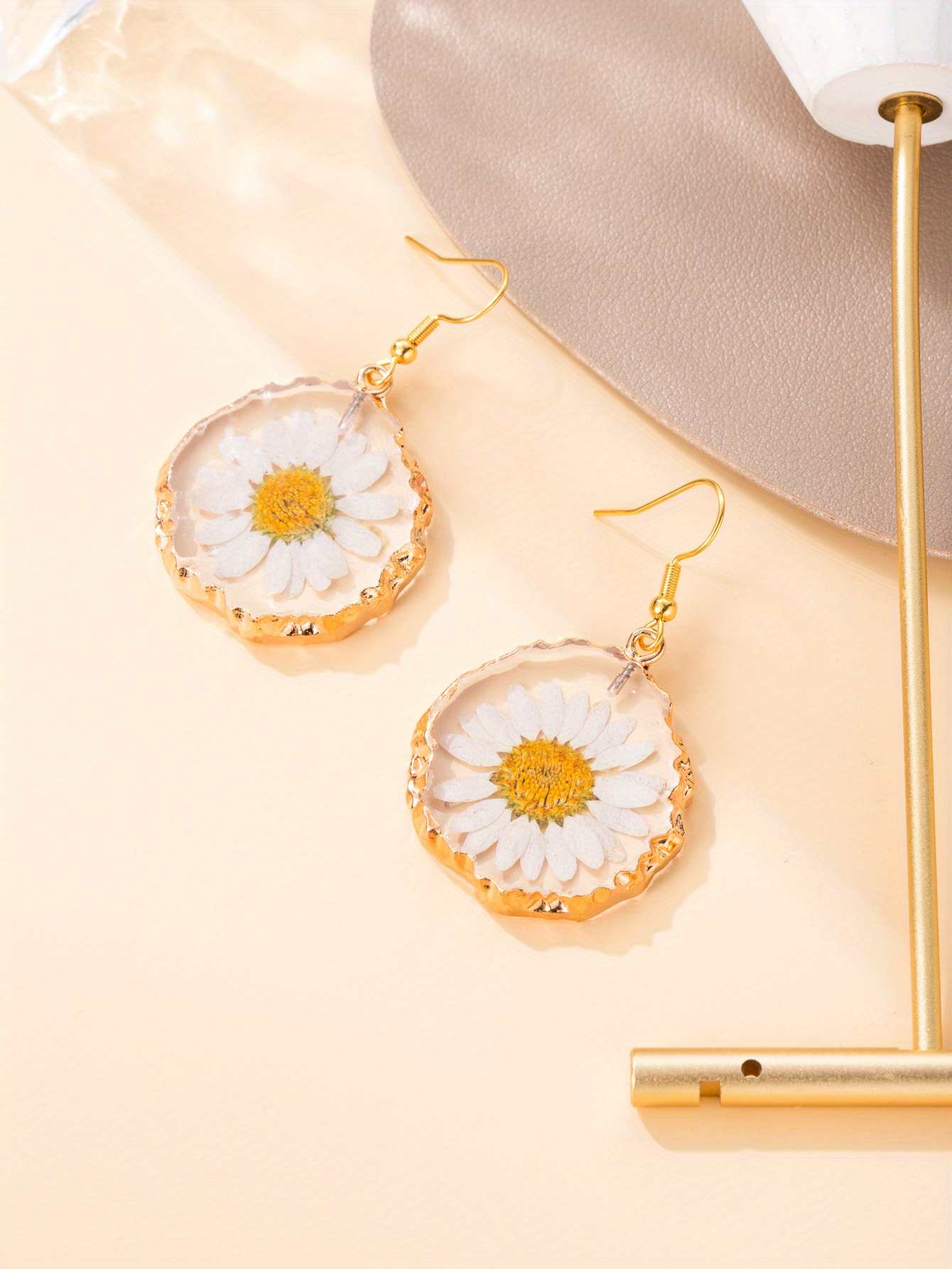 Exquisite Dried Flower Daisy Decor Transparent Round Dangle - Temu ...
