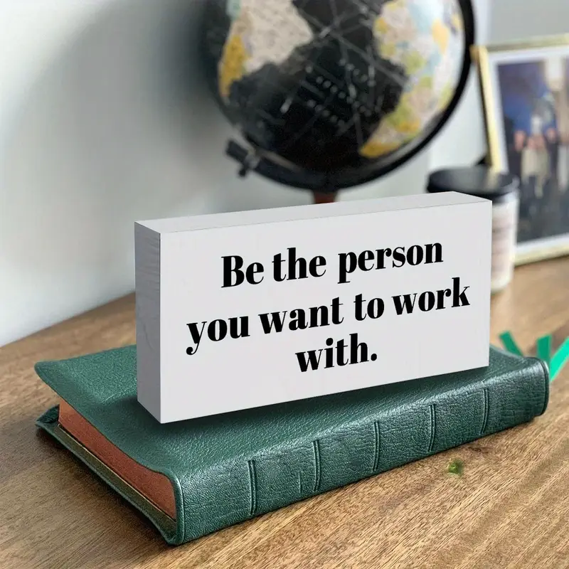 Be The Person You Want To Work With이라는 영감을 주는 나무 간판 가정 사무실 큐비클에