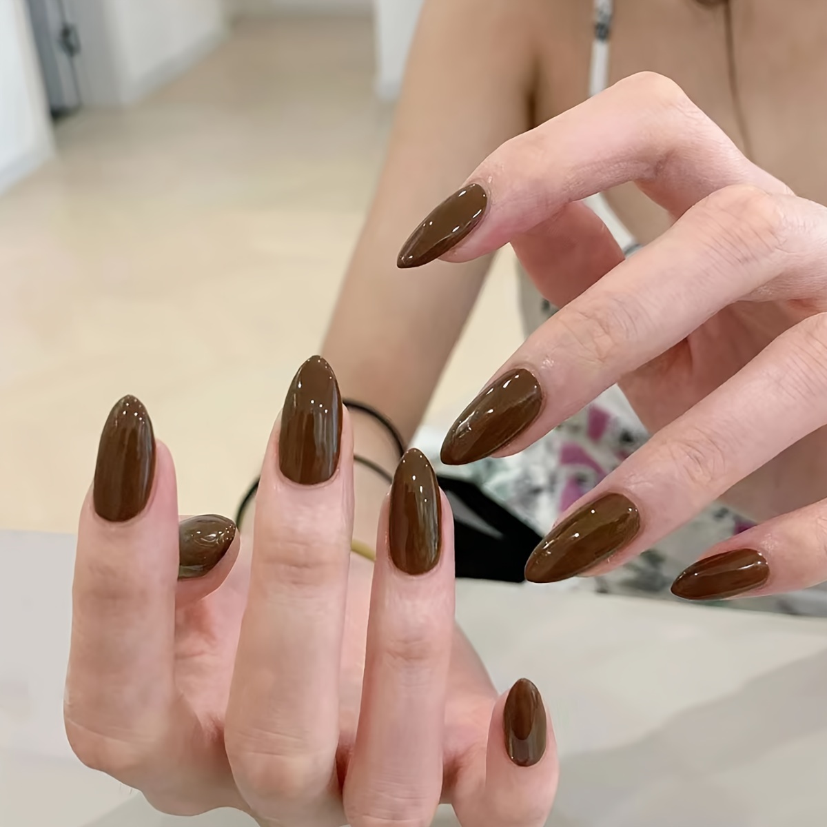 24個の光沢のある中程度のアーモンドフェイクネイル 茶色のフルカバープレスオンネイル 秋冬の女性用偽ネイル Temu Japan