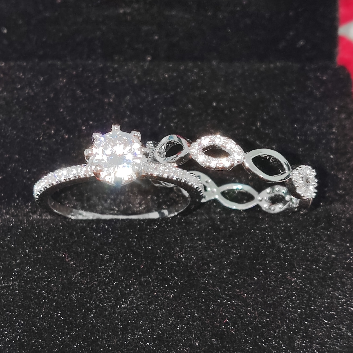 Stylish Promise Rings Inlaid Shining Zirconia Symbol Of Beauty And ...