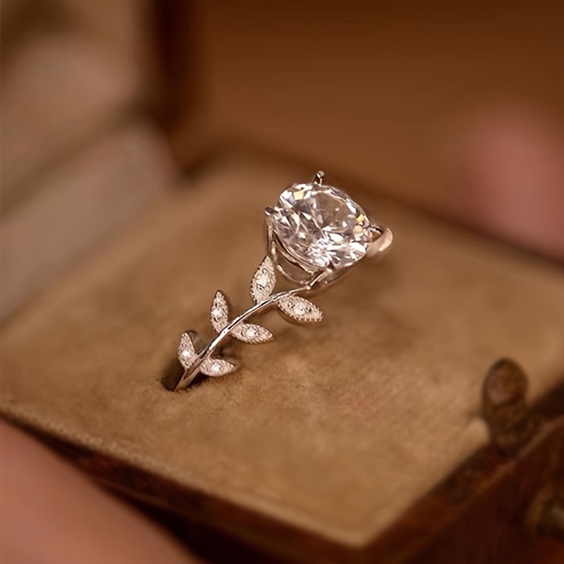 A Simple And Elegant Silvery Ring With A Luxurious Design Of Artificial Zirconia Leaves And Artificial Crystal Flowers For A Fashionable And Elegant W
