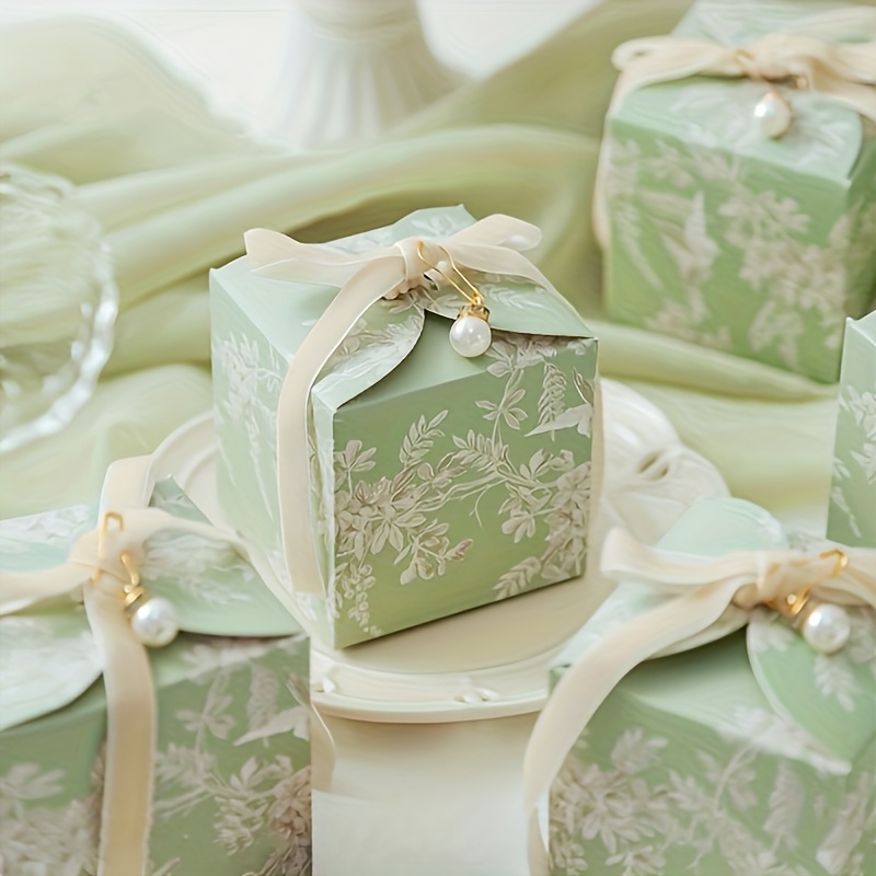 Small wedding cake boxes for guests | Honestweddingadvice.com