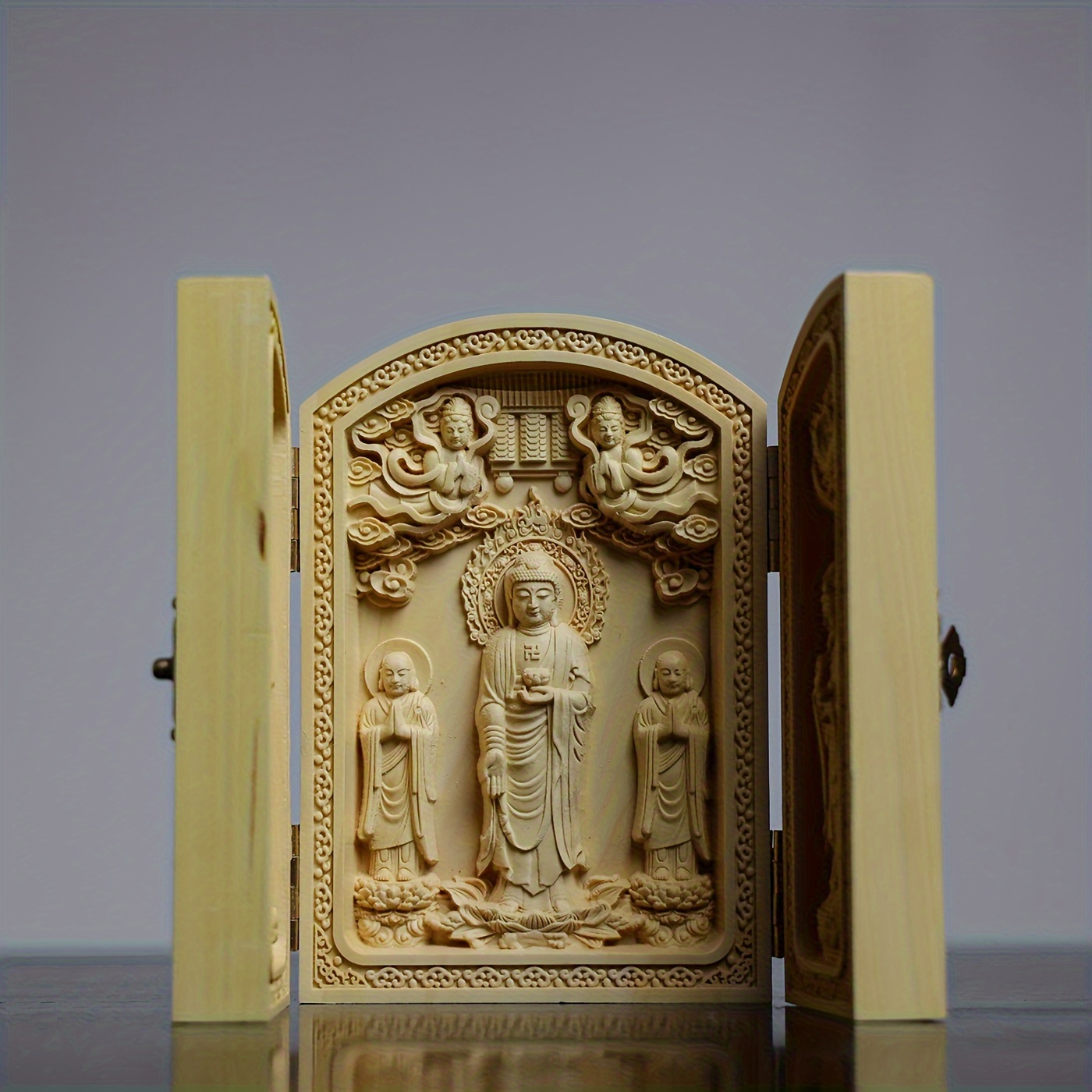 Isang Piraso Ng Mga Estatuwa Ng Buddha Na Yari Sa Kahoy Sa Loob Ng ...