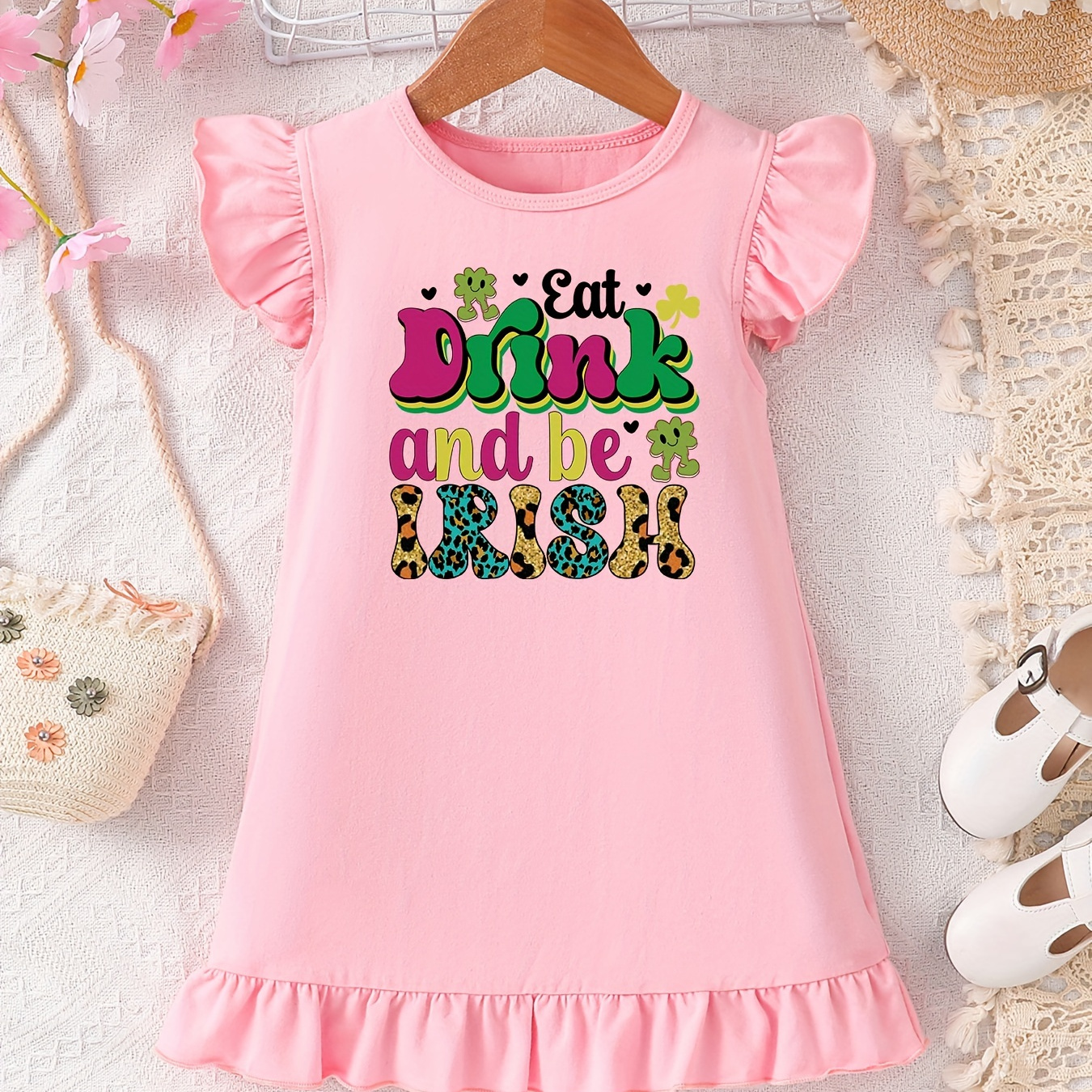 아일랜드 음식과 음료를 즐기고 아이리시하게 즐겨요 And 애니메이션 클로버 그래픽 프린트 베이비 걸스 루즈 And 캐주얼하게 약간 유연한 크루 넥 러플 트림 면 드레스 봄