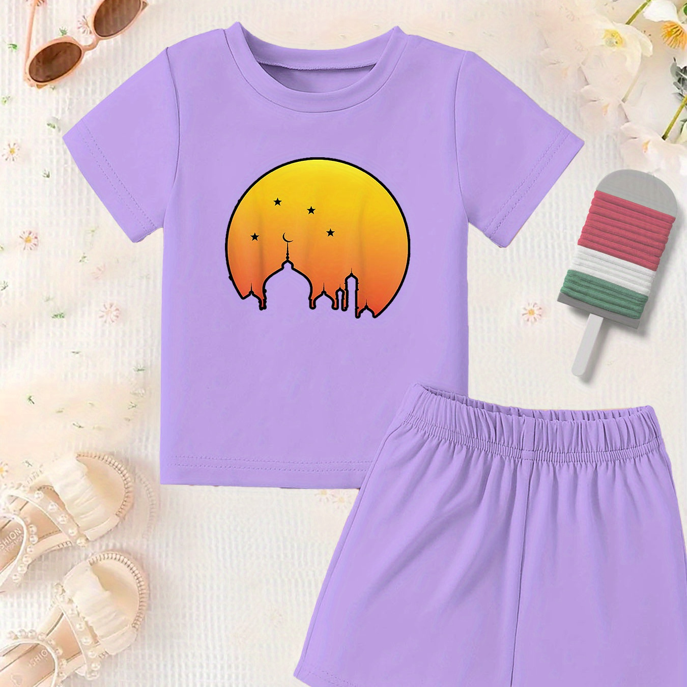 이슬람 건물 그래픽 프린트 아기 소녀들을 위한 편안하고 세련된 면 옷 여름을 위한 2pcs세트 캐주얼 크루 넥 반팔 티셔츠와 약간의 신축성 있는 반바지 유아 소녀들